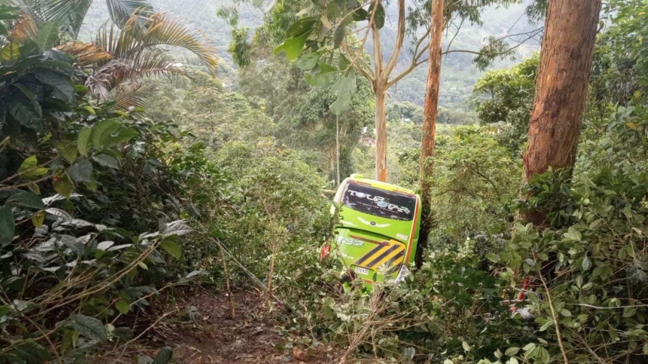 Video: Impresionante accidente de bus que se fue a un abismo con 40 ...