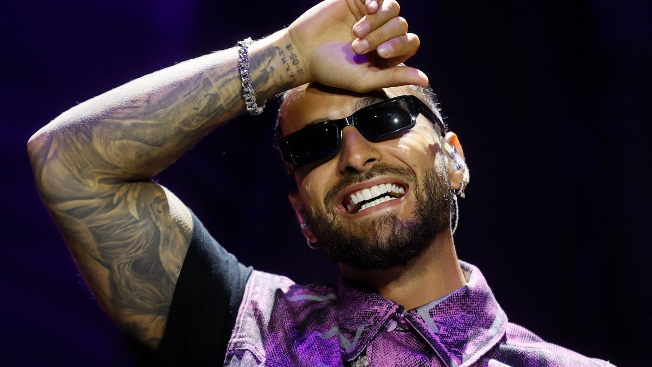 Maluma por poco se estrella contra un árbol durante su paseo en bus por ...