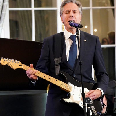 Con guitarra en mano y entonando un clásico del blues, Antony Blinken ...