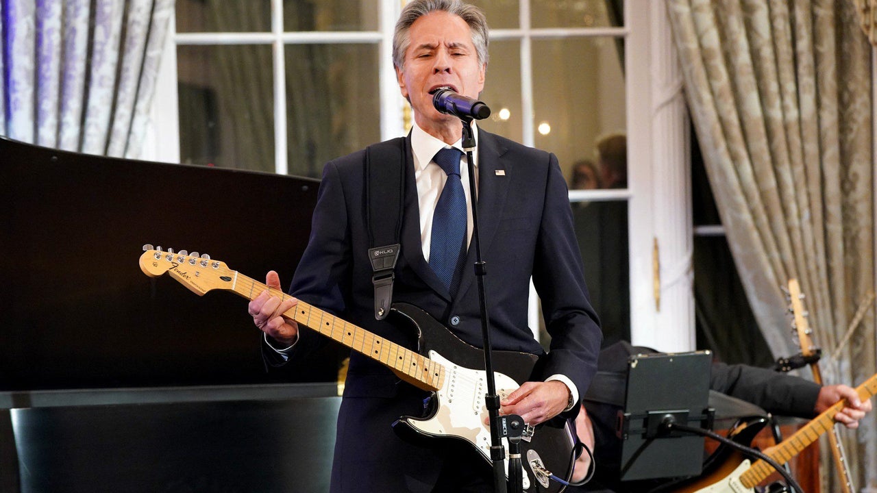 Con guitarra en mano y entonando un clásico del blues, Antony Blinken ...