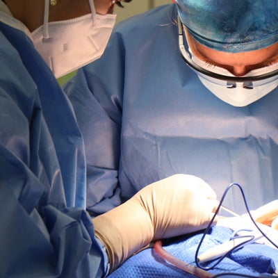 Un grupo de cirujanos logró realizar el primer trasplante de ojo completo del mundo | NTN24.COM