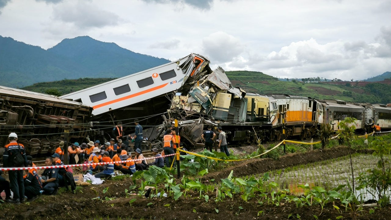 Colisión de dos trenes en Indonesia deja tres personas muertas y 28 ...