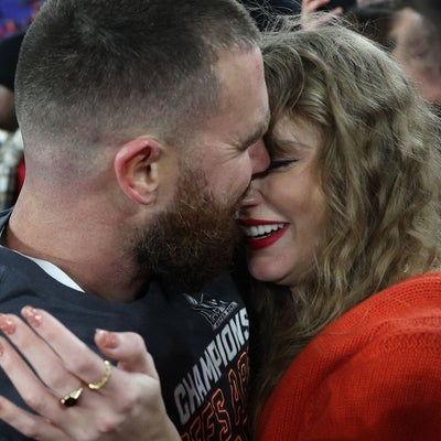 Así fue el beso con el que Taylor Swift premió a su novio, Travis Kelce, por clasificarse al ...