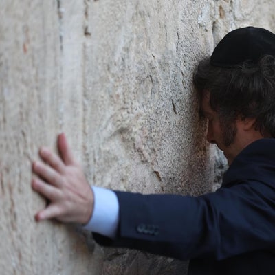 Milei se emocionó hasta las lágrimas en el Muro de los Lamentos durante ...