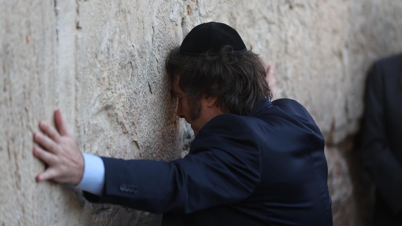 Milei se emocionó hasta las lágrimas en el Muro de los Lamentos durante ...