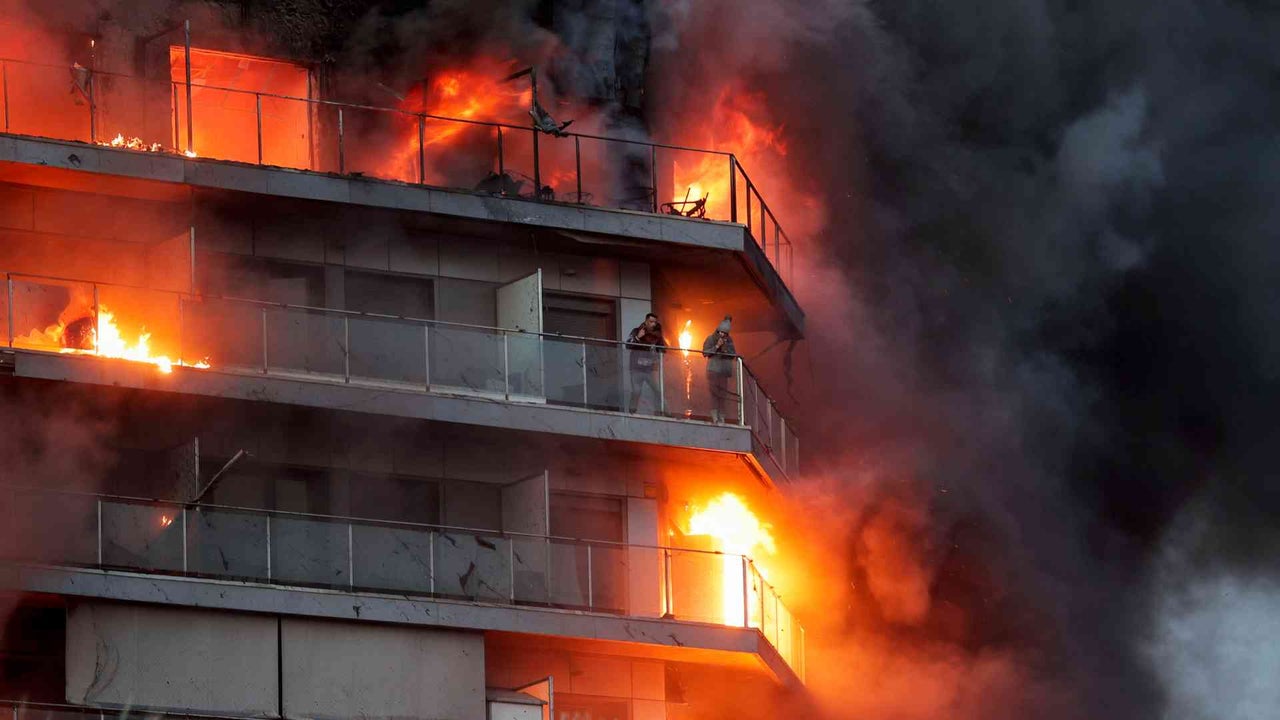 Enorme incendio en edificio de Valencia, España, arrasa al menos 138 ...