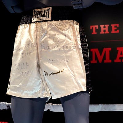 Subastan el short que usó Muhammad Ali en la mítica pelea ‘Thrilla in ...