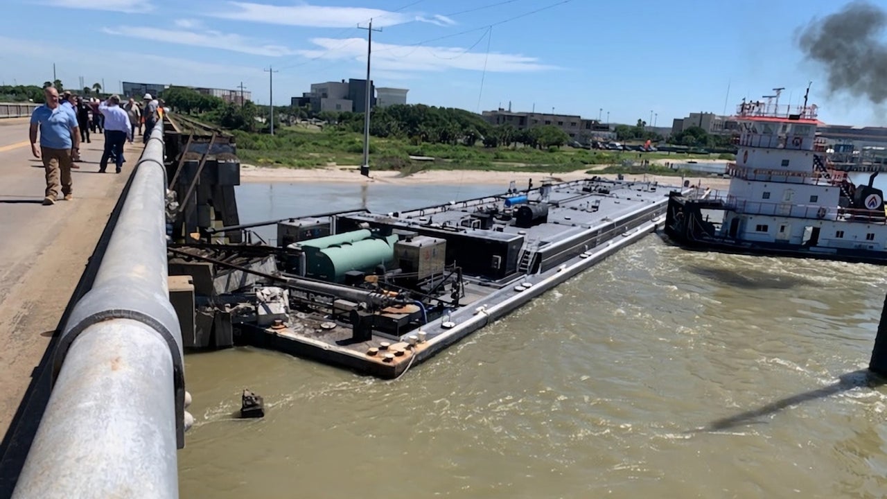 Barcaza chocó contra un puente en Texas lo que ocasionó un derrame de ...