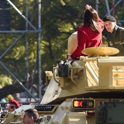 Milei encabeza multitudinario desfile militar y se sube a un tanque de ...
