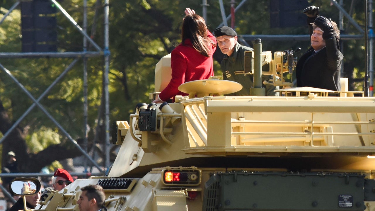 Milei encabeza multitudinario desfile militar y se sube a un tanque de ...