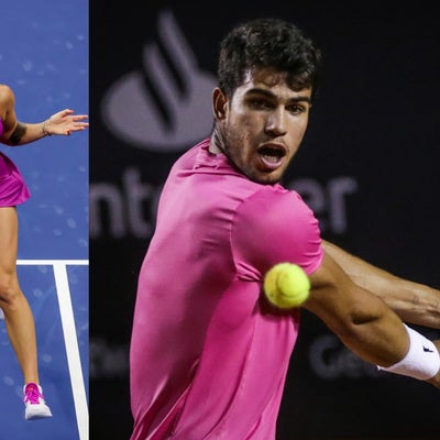 Tenista Carlos Alcaraz deja una mirada cargada de admiración cuando pasa al lado de Aryna ...