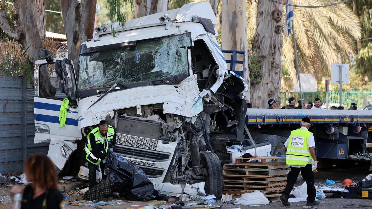 Un camión embiste a decenas de personas que se bajaban de su transporte ...