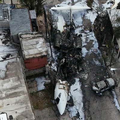 Dos muertos tras accidente de avión privado que se salió de la pista de aterrizaje y chocó ...