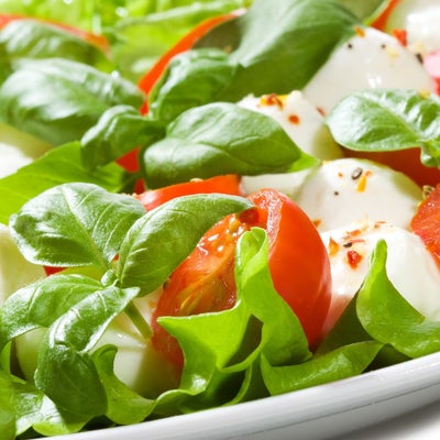 Así se prepara una deliciosa ensalada caprese con burrata | NTN24.COM