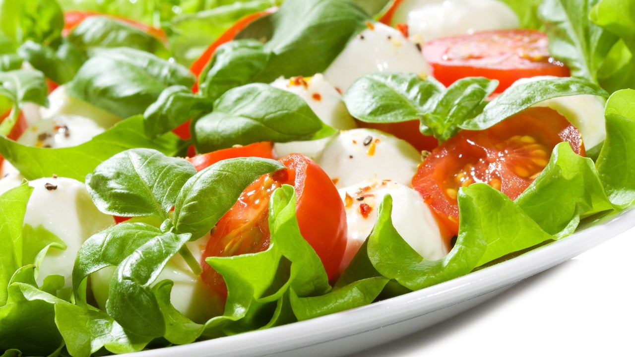 Así se prepara una deliciosa ensalada caprese con burrata | NTN24.COM