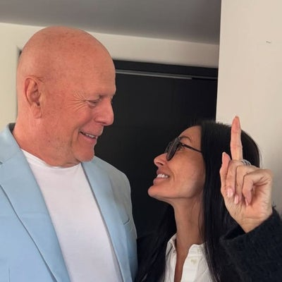 Bruce Willis reaparece bailando junto a su exesposa Demi Moore durante la celebración del ...