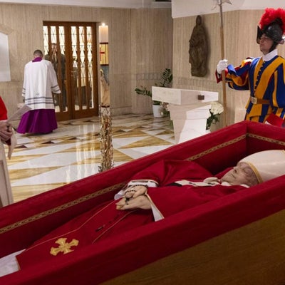 Revelan la primera foto del féretro del papa Francisco y los horarios de los actos fúnebres ...