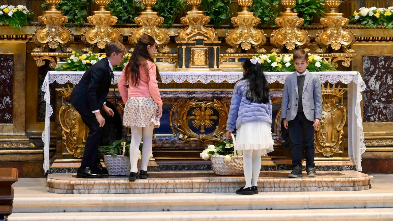 Sepultura del papa Francisco: niños despiden con rosas blancas al ...