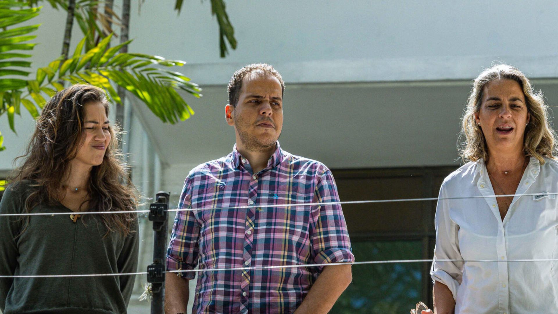 Suspensión de todas las garantías constitucionales: Esto contempla el "decreto de emergencia ...