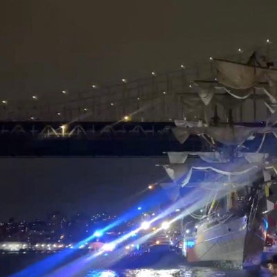 Buque de la Marina de México chocó con su mástil contra el Puente de ...