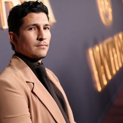 Él es Danny Ramírez, el actor de ascendencia colombiana de Marvel que ...