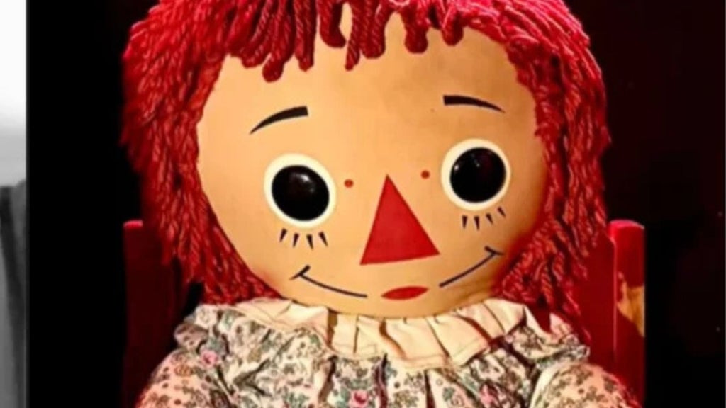 Tras enigmática muerte de su cuidador, la muñeca Annabelle ya tiene ...