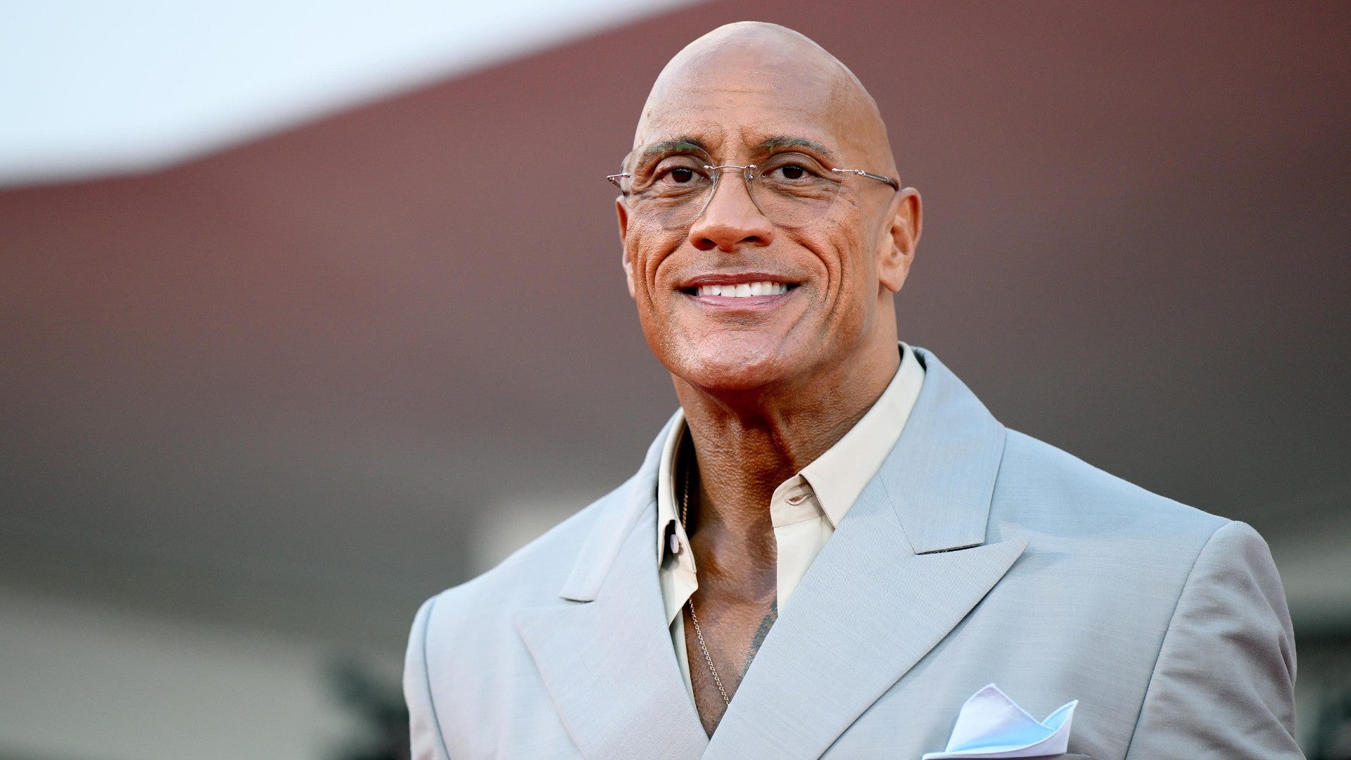 Irreconocible: Dwayne ‘La Roca’ Johnson apareció en el Festival de Venecia luciendo radical ...