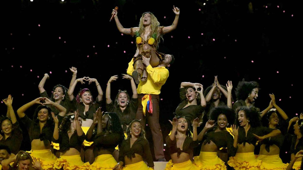 Colombia por lo alto: así fue el show de Karol G en el medio tiempo de ...