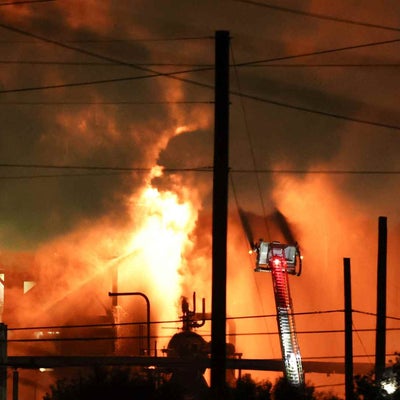 Explosión desató impactante incendio en una refinería de Chevron ...