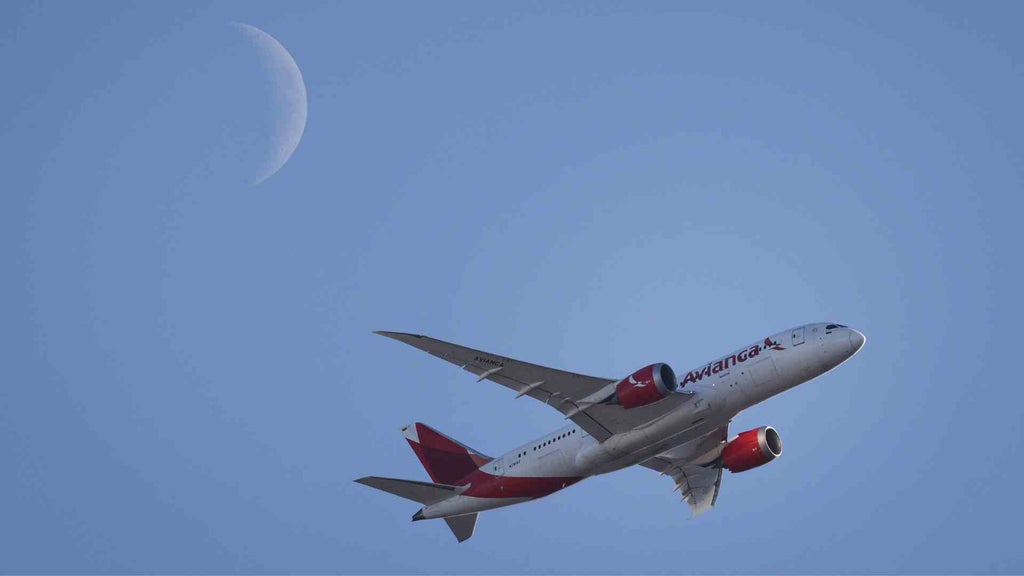 Avión de Avianca aterriza de emergencia con una turbina en llamas tras ...