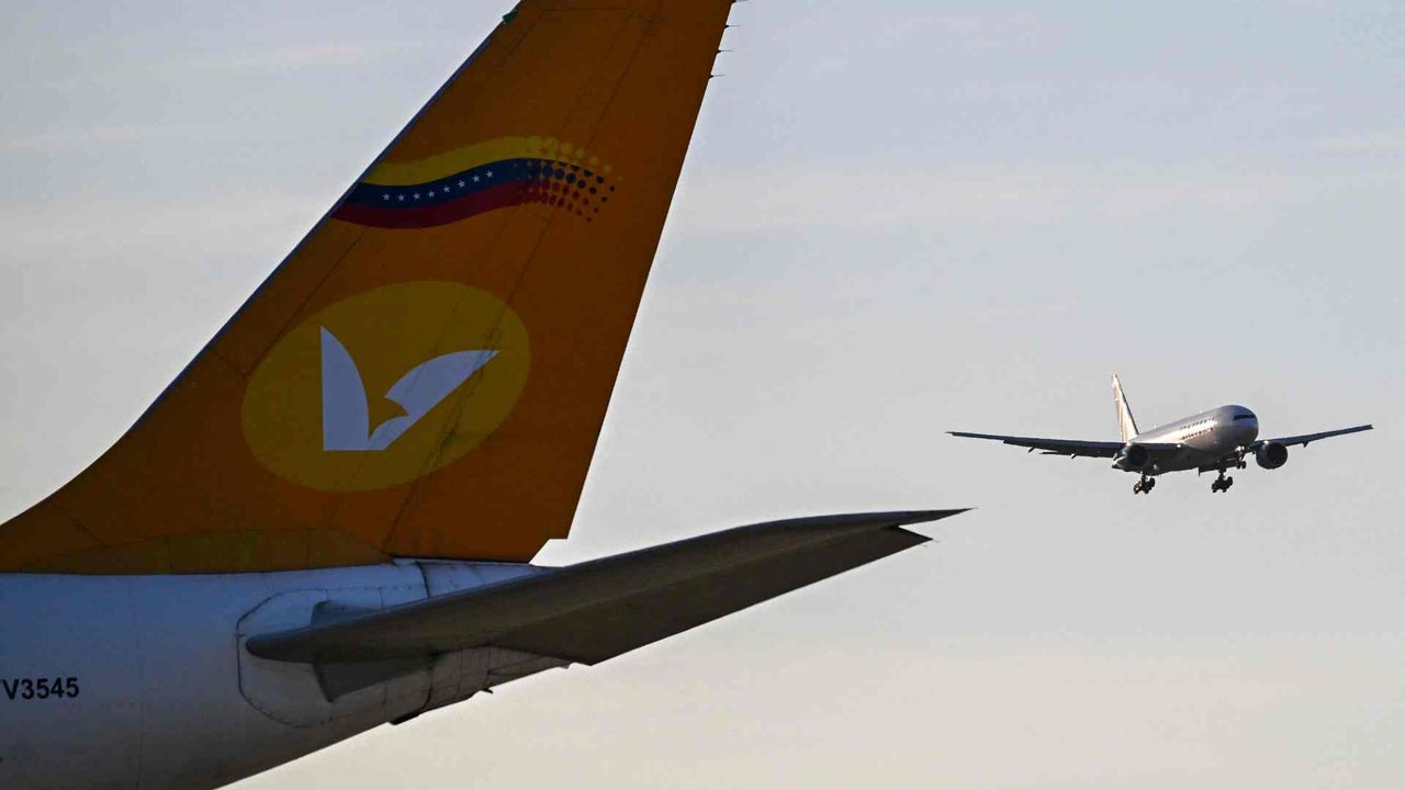 Otro avión con 172 migrantes llegó a Venezuela desde Estados Unidos en ...