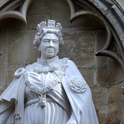 Esta es la primera estatua póstuma de la reina Isabel II que busca ...