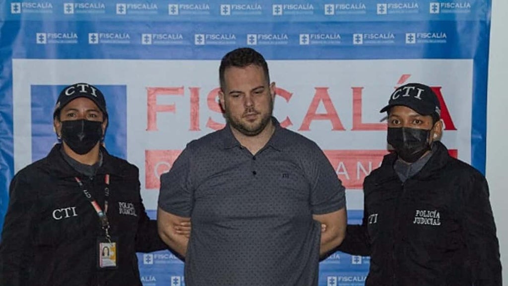 Juez le llamó la atención a John Poulos por reírse durante la audiencia ...