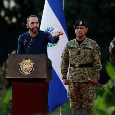 140 presuntos pandilleros fueron detenidos en una ciudad cercada en El ...