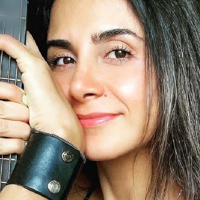 Ellen Gonos hace un llamado al amor propio con su nuevo sencillo ...