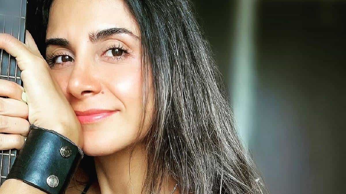 Ellen Gonos hace un llamado al amor propio con su nuevo sencillo ...