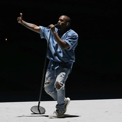 Kanye West siguió los pasos de Bad Bunny al lanzar el celular de una ...