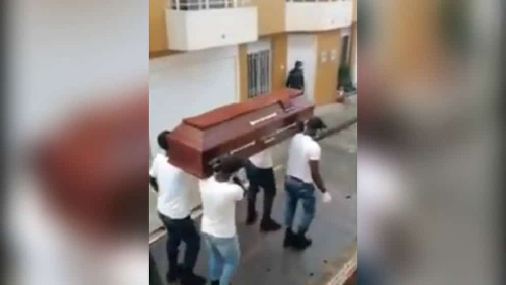 Con el meme viral del ataúd policías colombianos combaten el ...