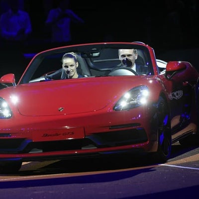 Un Porsche terminó en el segundo piso de una casa y dejó dos muertos en ...